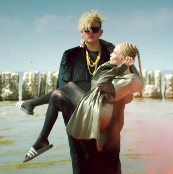 Grimes presenta video para "Go" - Indie Rocks!