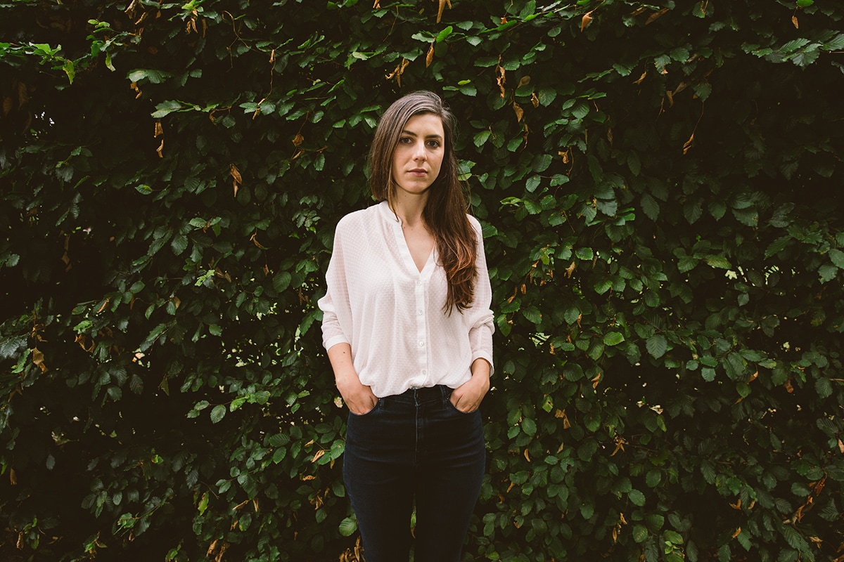 Julia Holter comparte el video "Everytime Boots" - Indie Rocks!