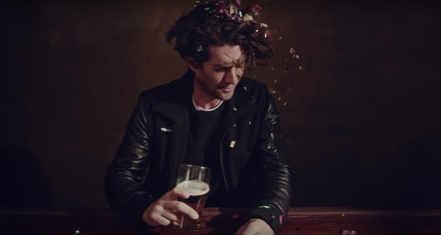 Conor Oberst recuerda su bar favorito en nuevo video - Indie Rocks!
