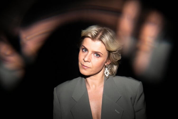 Robyn lanza versión definitiva de "Honey" - Indie Rocks!