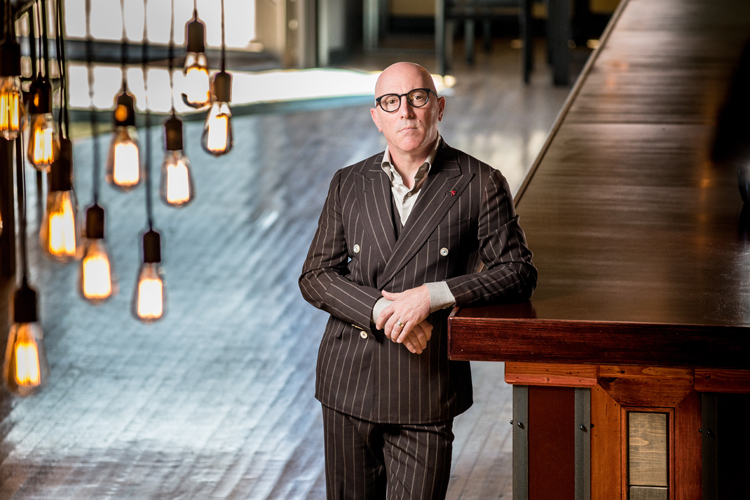 Maynard James Keenan abre un bar - Indie Rocks!