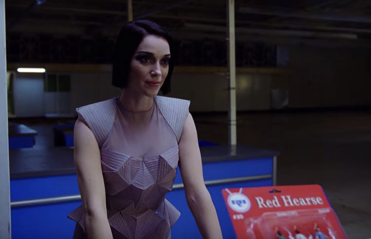 St. Vincent protagoniza el video “Half Love” de Red Hearse - Indie Rocks!