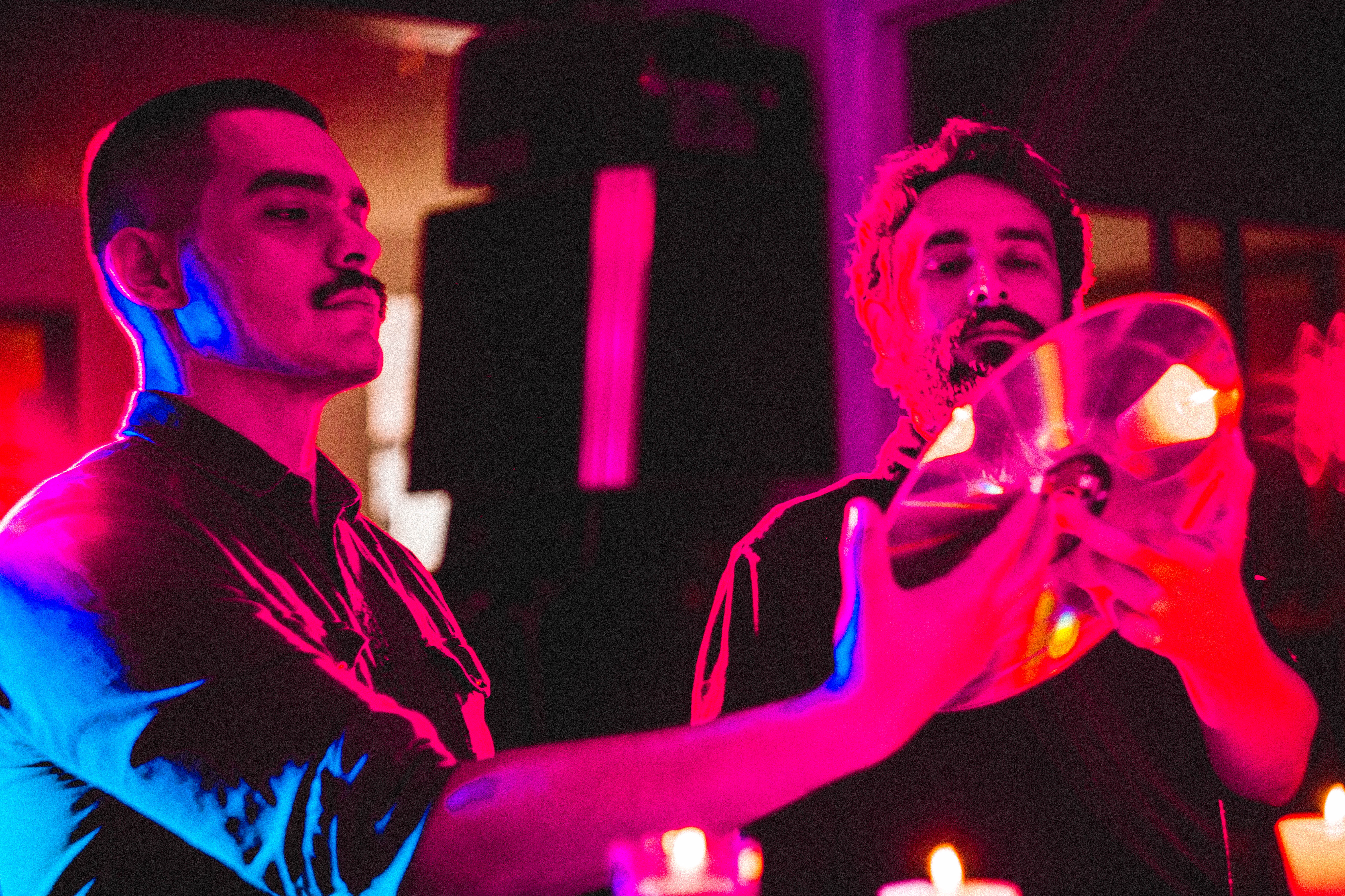 PREMIERE: Par Ásito lanza “Relativistic Jets”