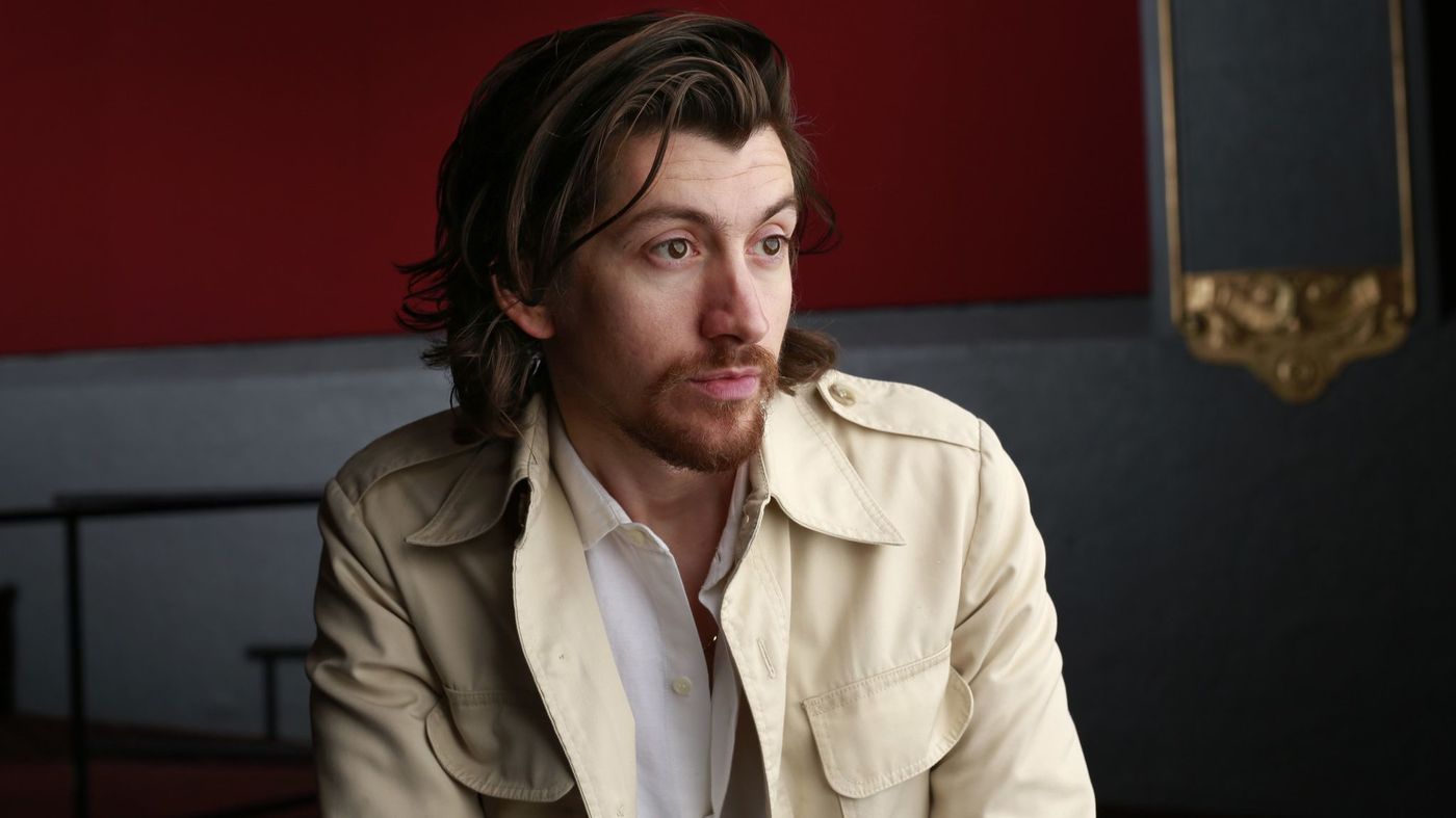 Alex Turner ofrece serenata en una boda