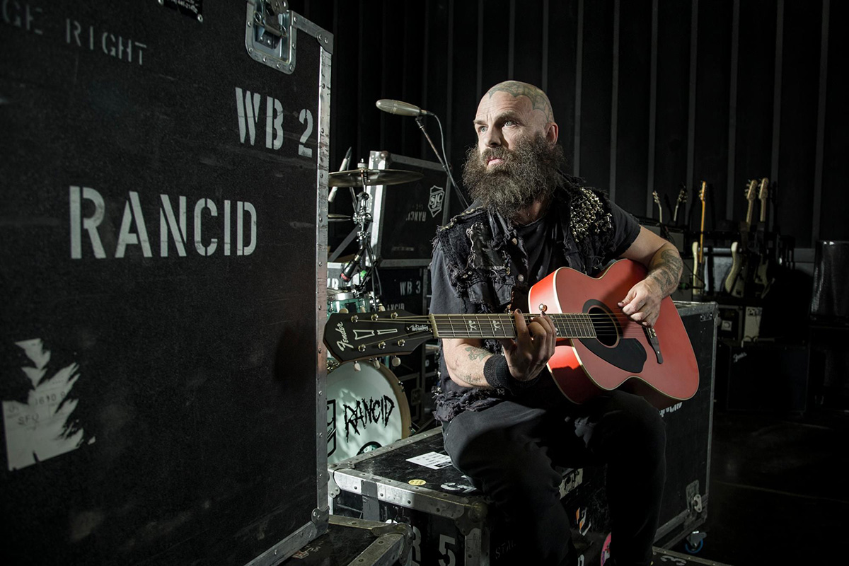 Tim Armstrong lanza guitarra conmemorativa con Fender