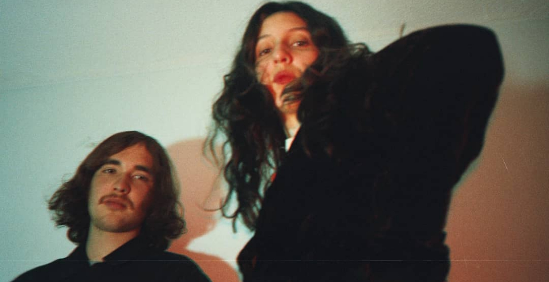 Mint Field comparte “Aterrizar” y “Sentimiento Mundial”