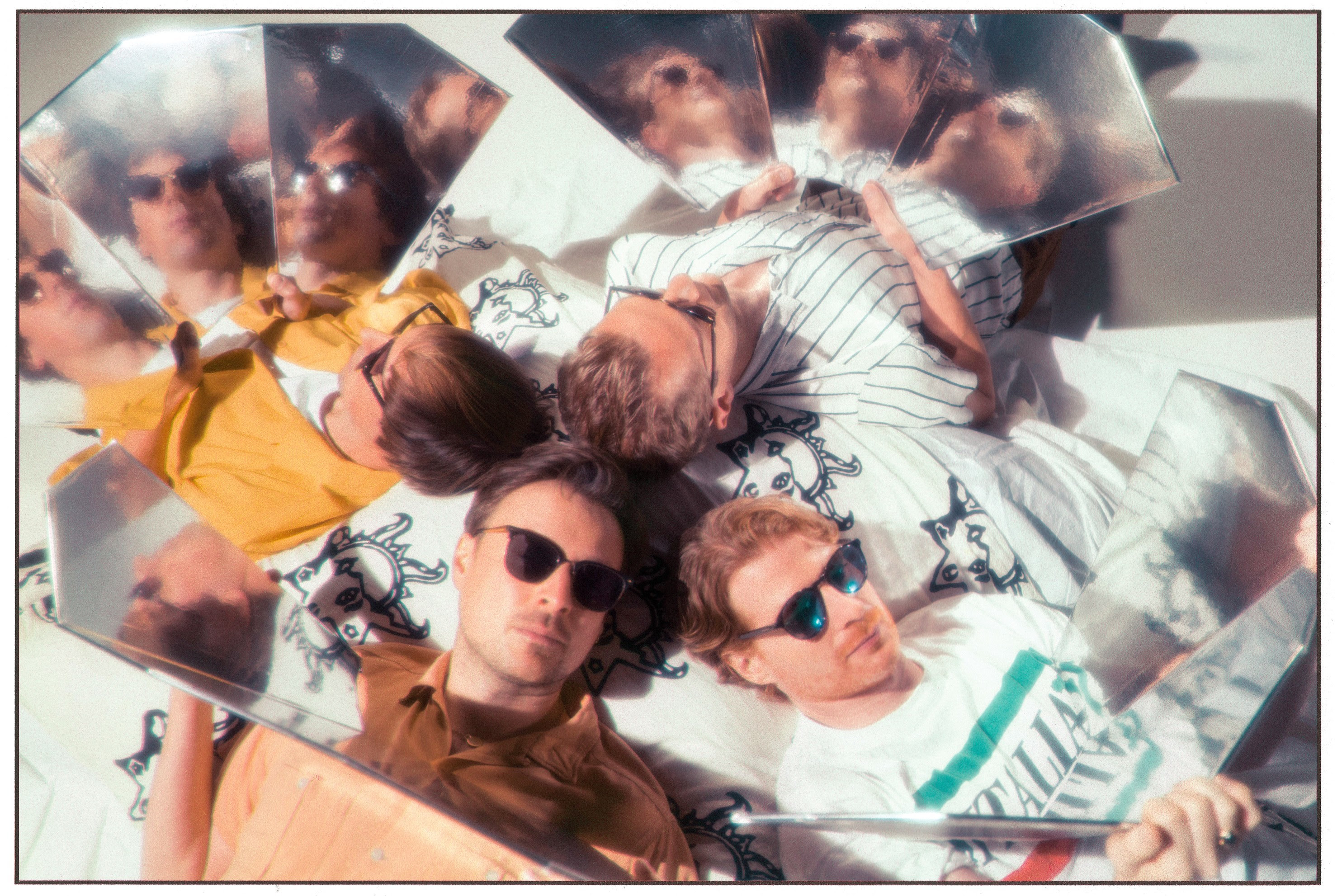 Django Django comparte el sencillo “Free From Gravity”