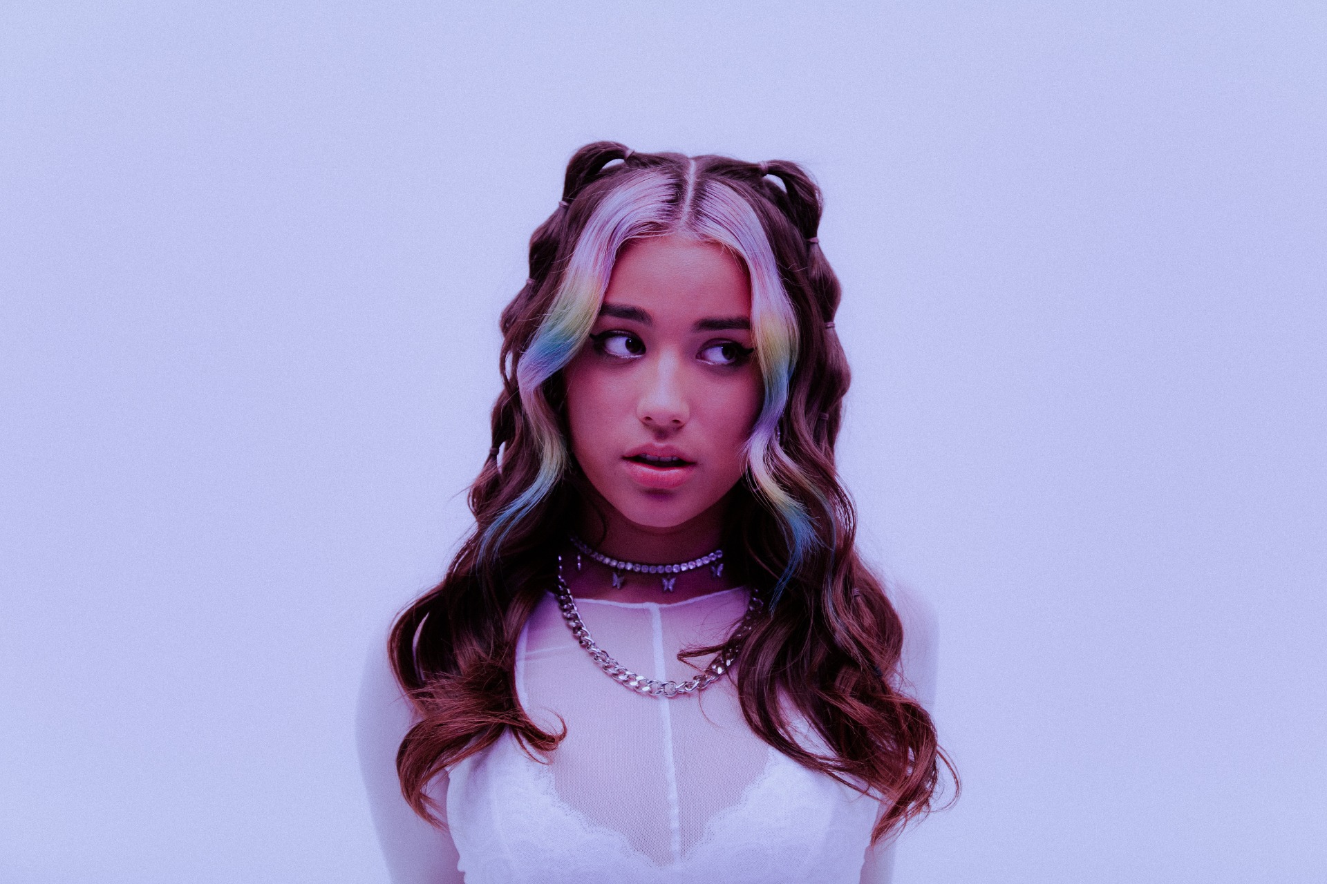 Alaina Castillo comparte el video de "pocket locket"