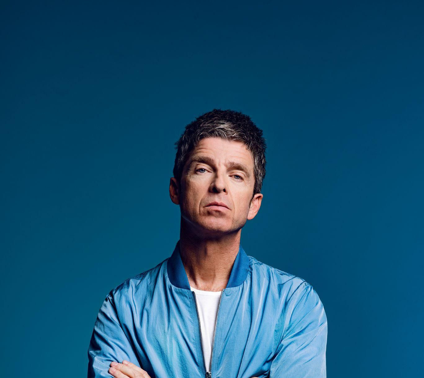 Noel Gallagher anuncia álbum de éxitos y estrena “We’re On Our Way Now”