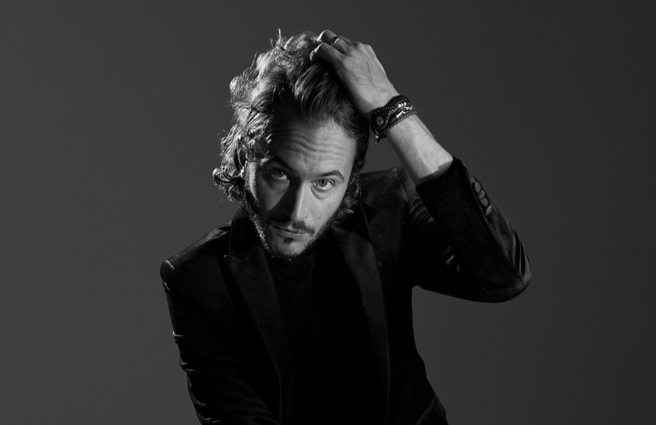 Tom Smith de Editors es captado con una camiseta del Cruz Azul