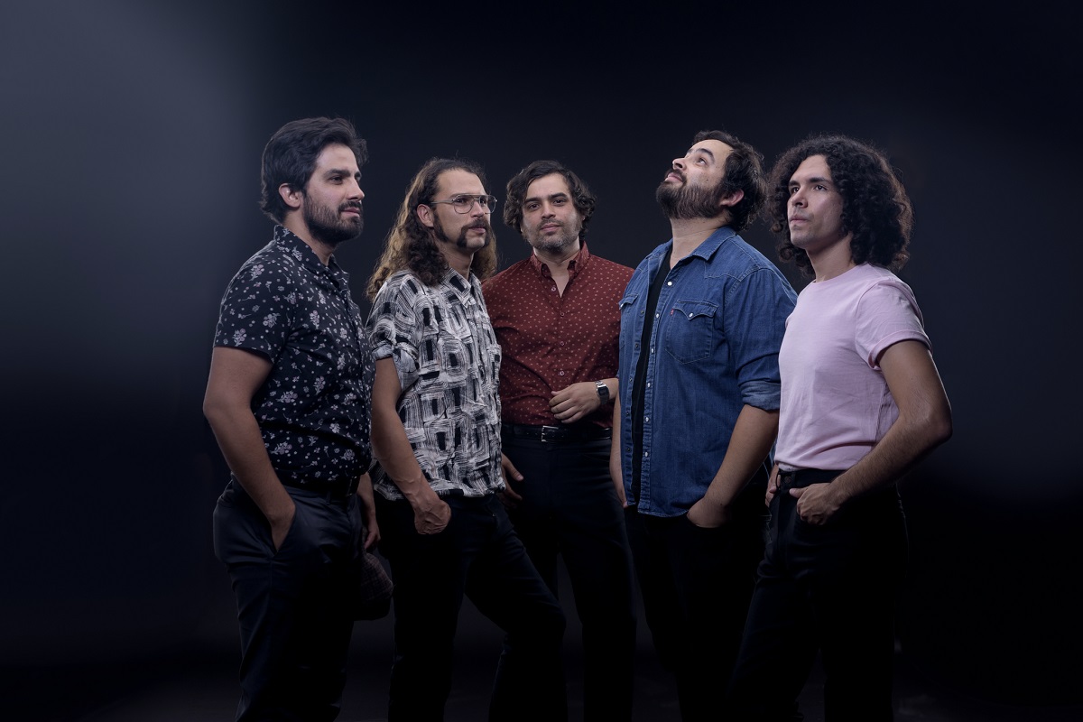 Enjambre estrena el sencillo "Delorean"