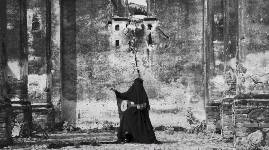 Paz Court estrena video para "De que sirve" (Versión extendida)