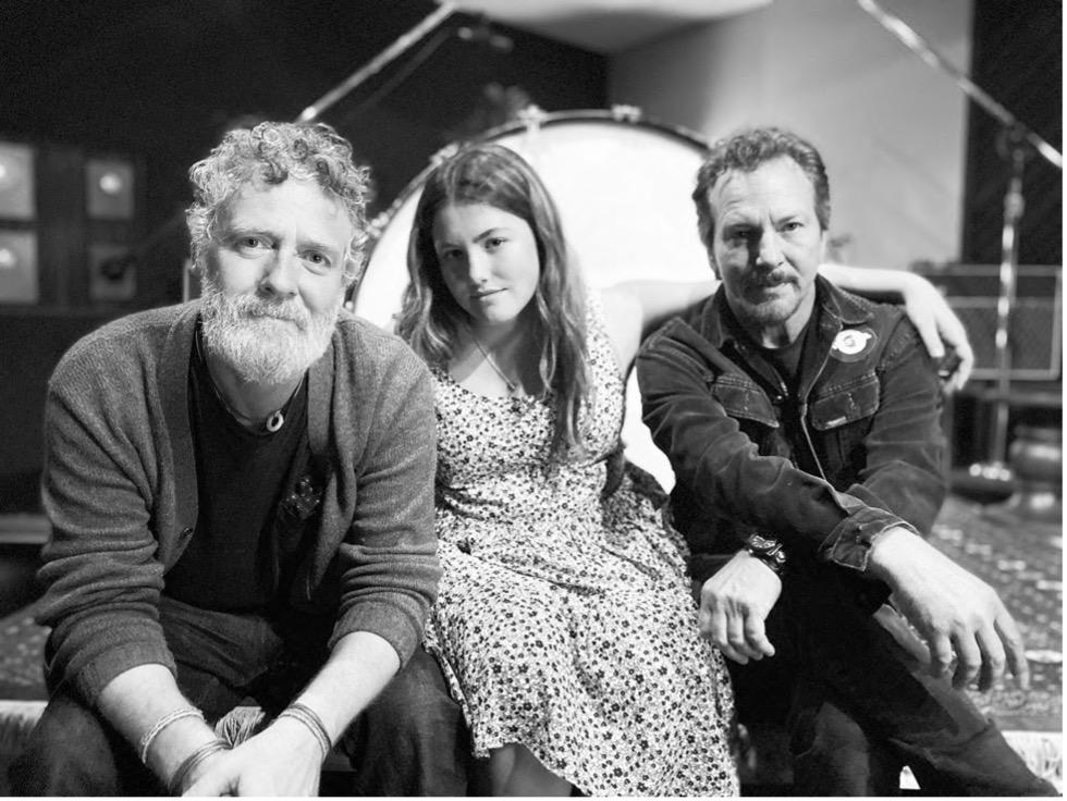 Olivia Vedder comparte video para "My Father's Daughter"