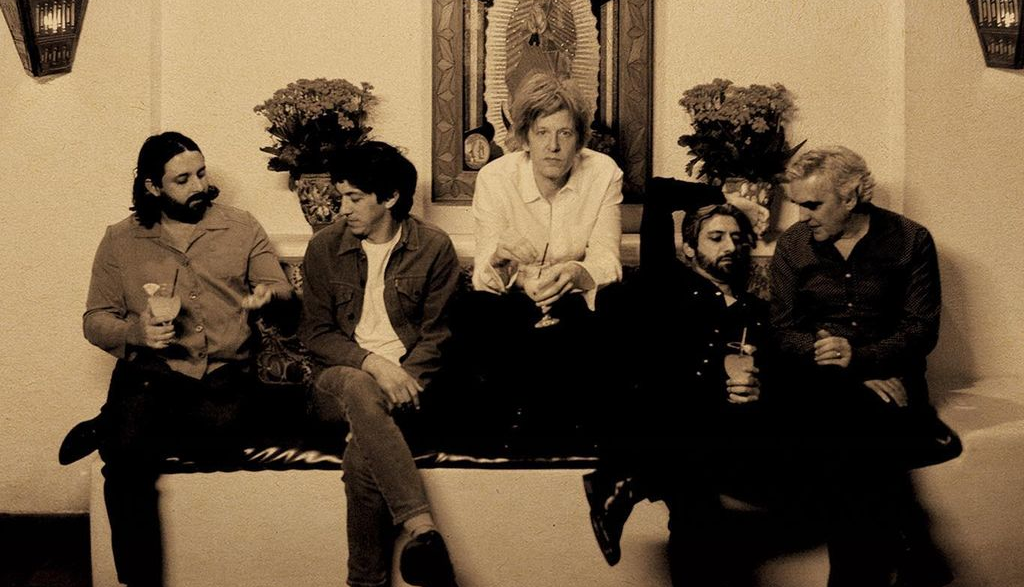 Spoon comparte cover de The Beatles