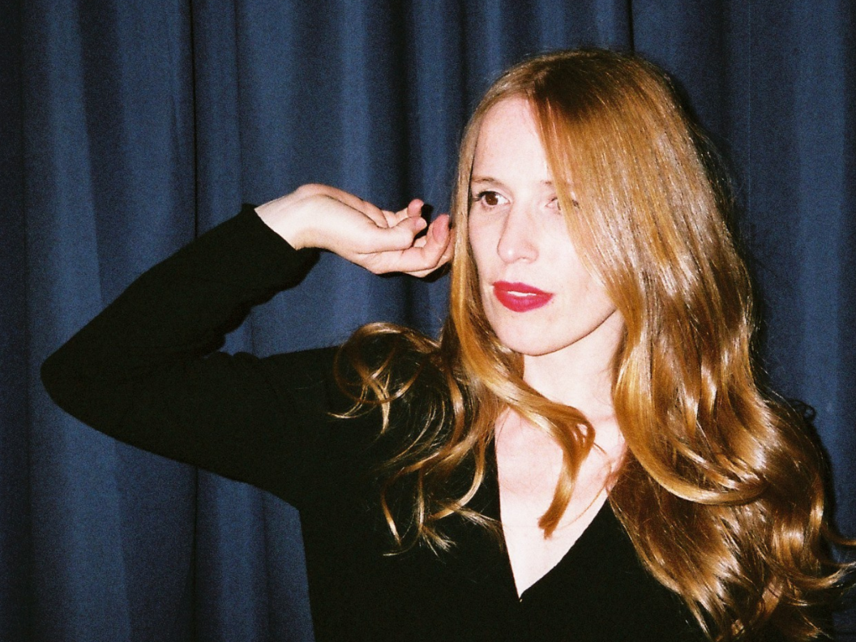 Escucha “Easier Alone” de Anna Prior