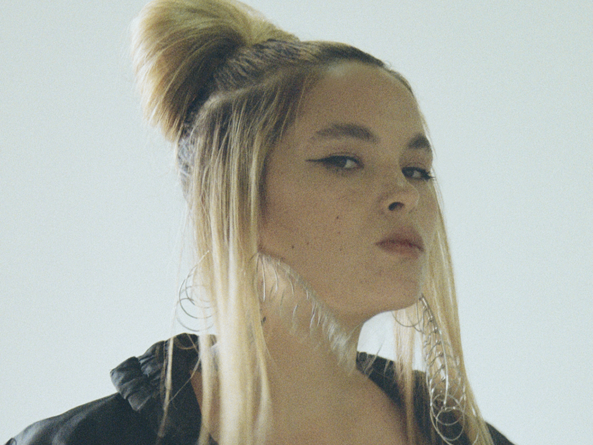 Saya Gray prepara su álbum debut ¡conócela!