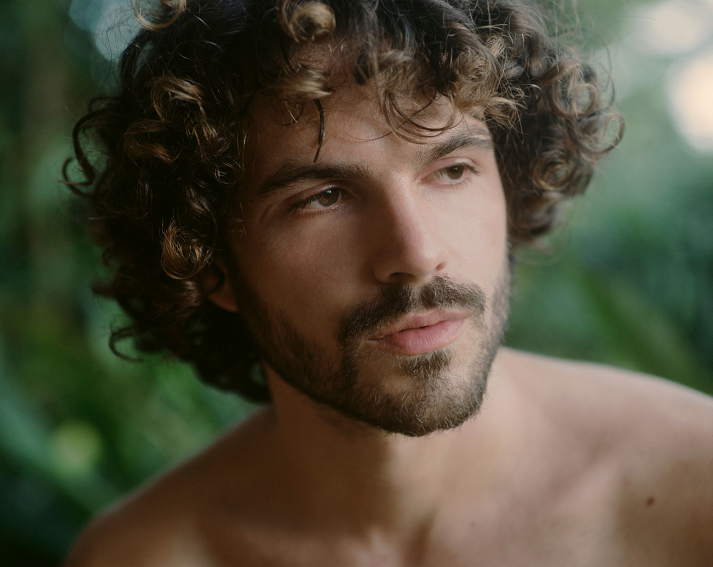 FKJ presenta el video “Different Masks For Different Days”