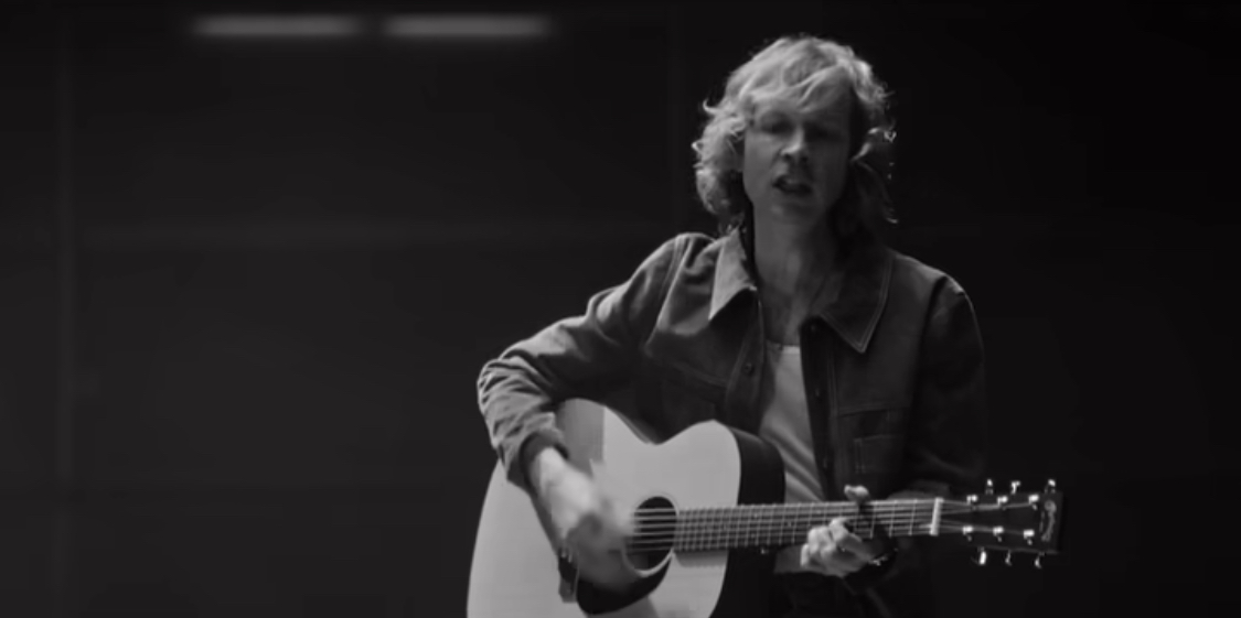 Beck comparte video para el cover “Old Man” de Neil Young