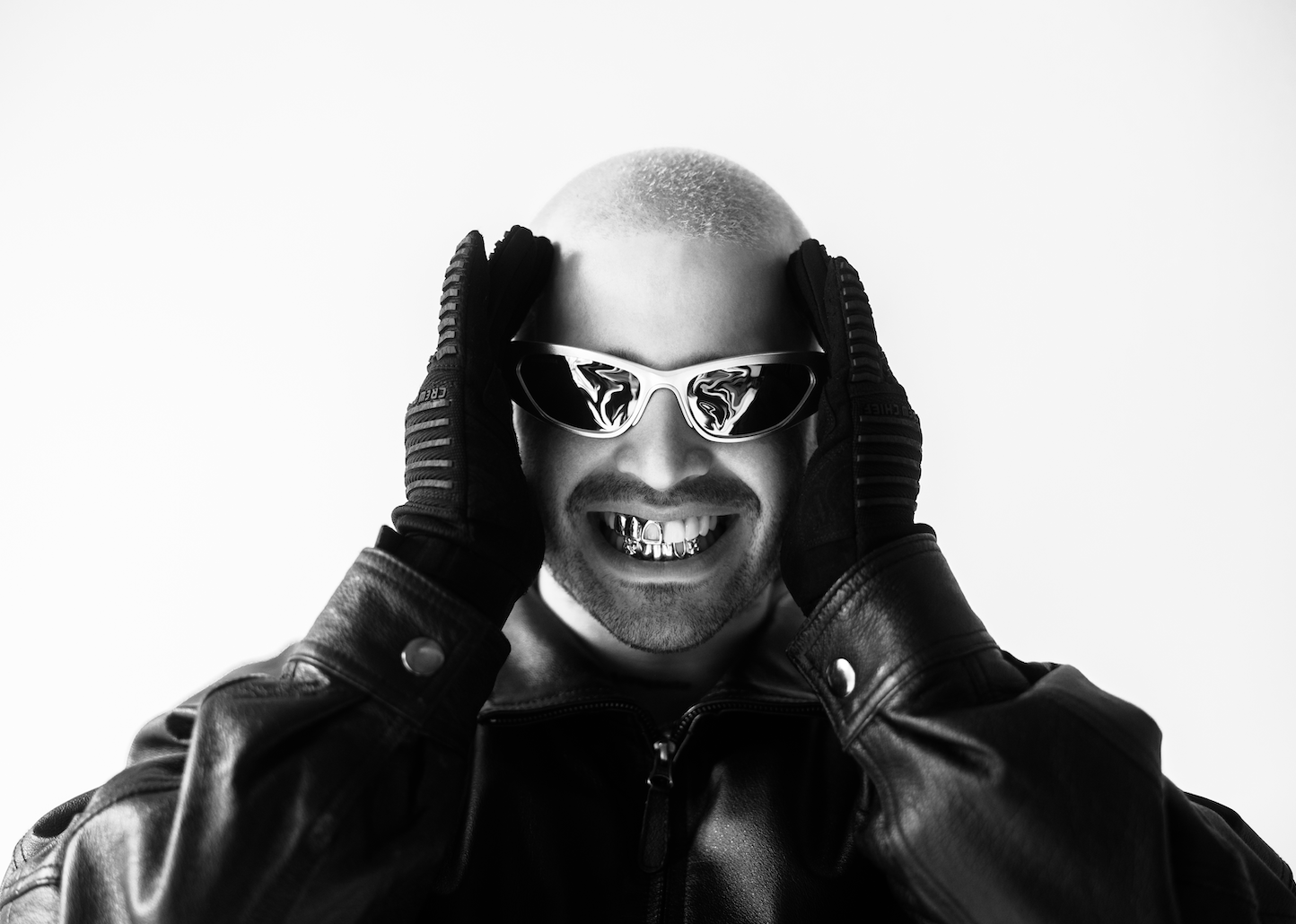 PREMIERE: Lara Project estrena “Altas Horas”