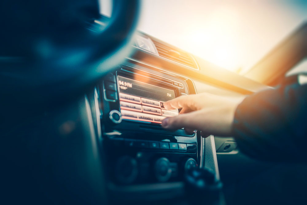 Ford, BMW y Tesla eliminan la radio AM/FM de automóviles