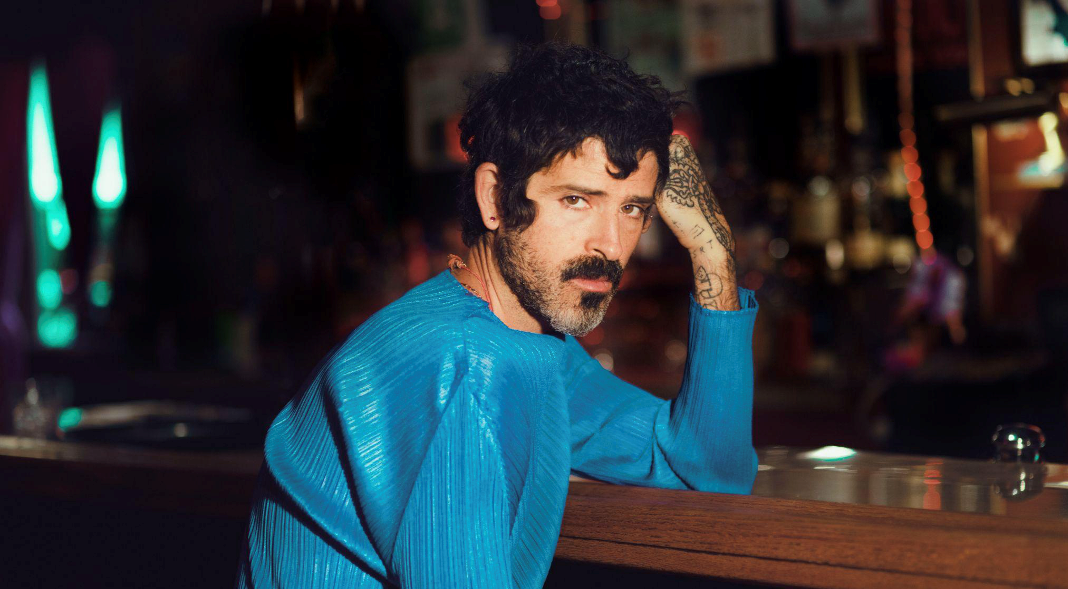 Devendra Banhart refleja dolor en su nueva single, “Sirens”