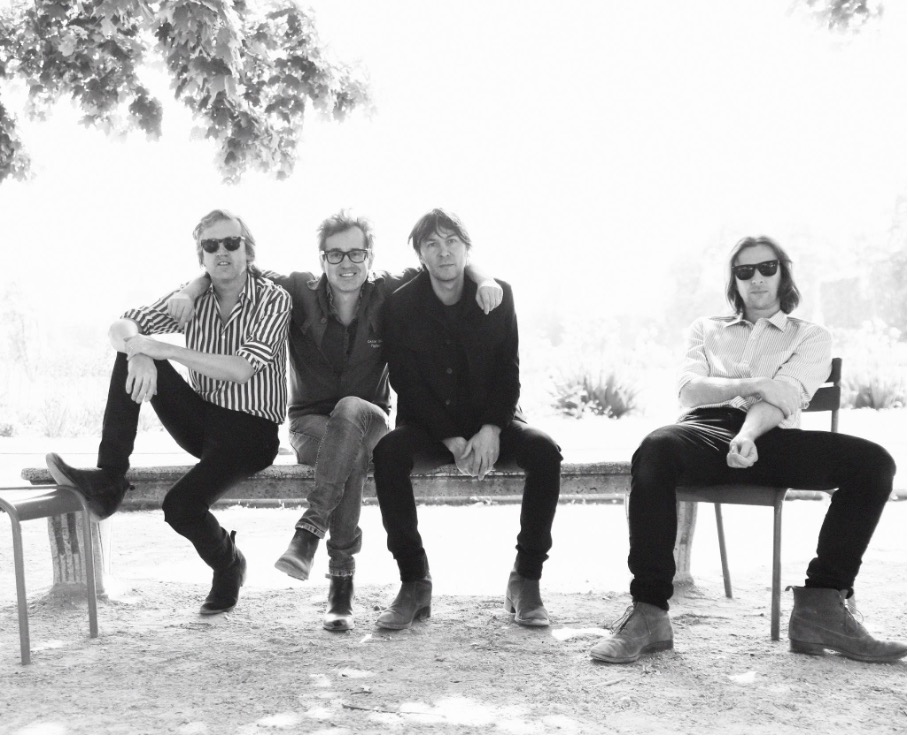 Phoenix estrena colaboración con León Larregui