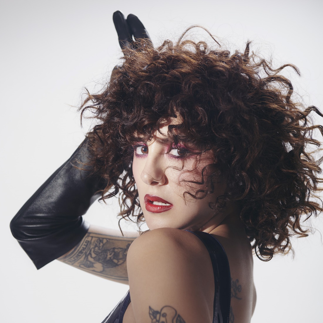 “El Disfraz”, el empoderamiento pop de RENEE