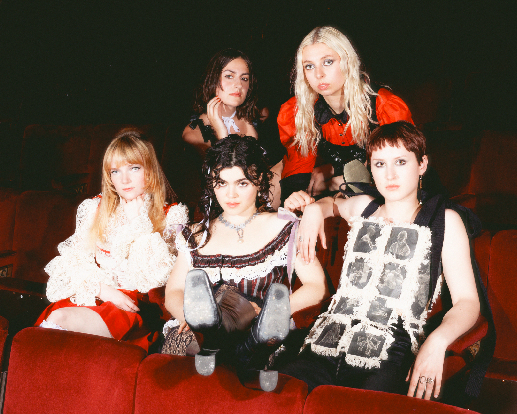 The Last Dinner Party deslumbra con “Caesar On A TV Screen”