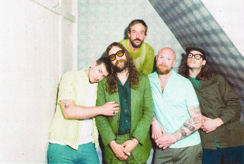 IDLES desata su creatividad con “Gift Horse”