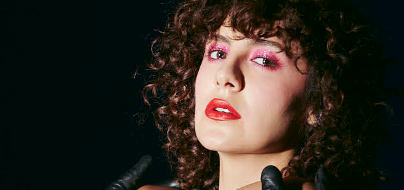 RENEE estrena “Más Allá”