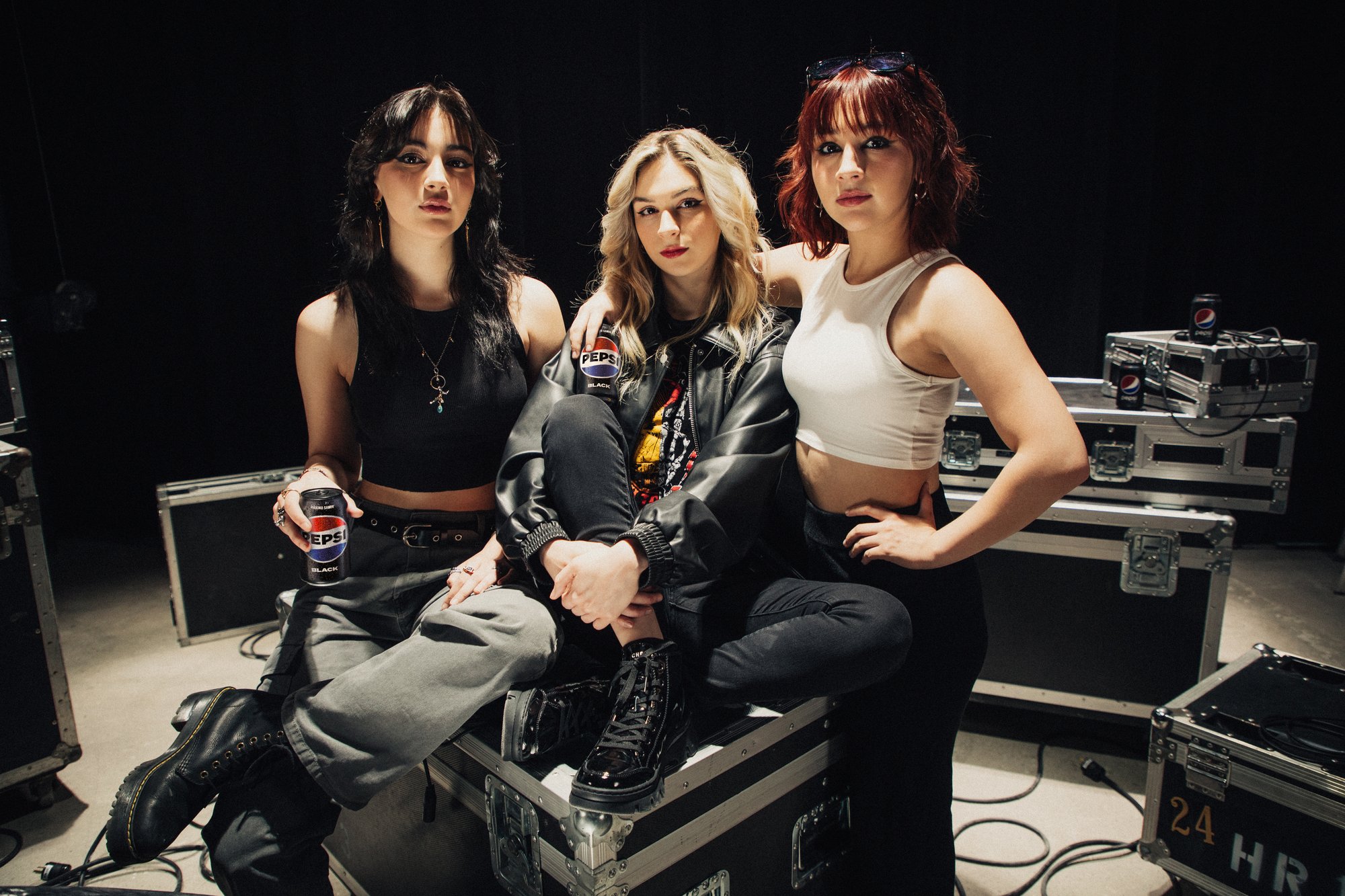 ¡Gana un póster autografiado por The Warning, Mariana Bo y la FMS!