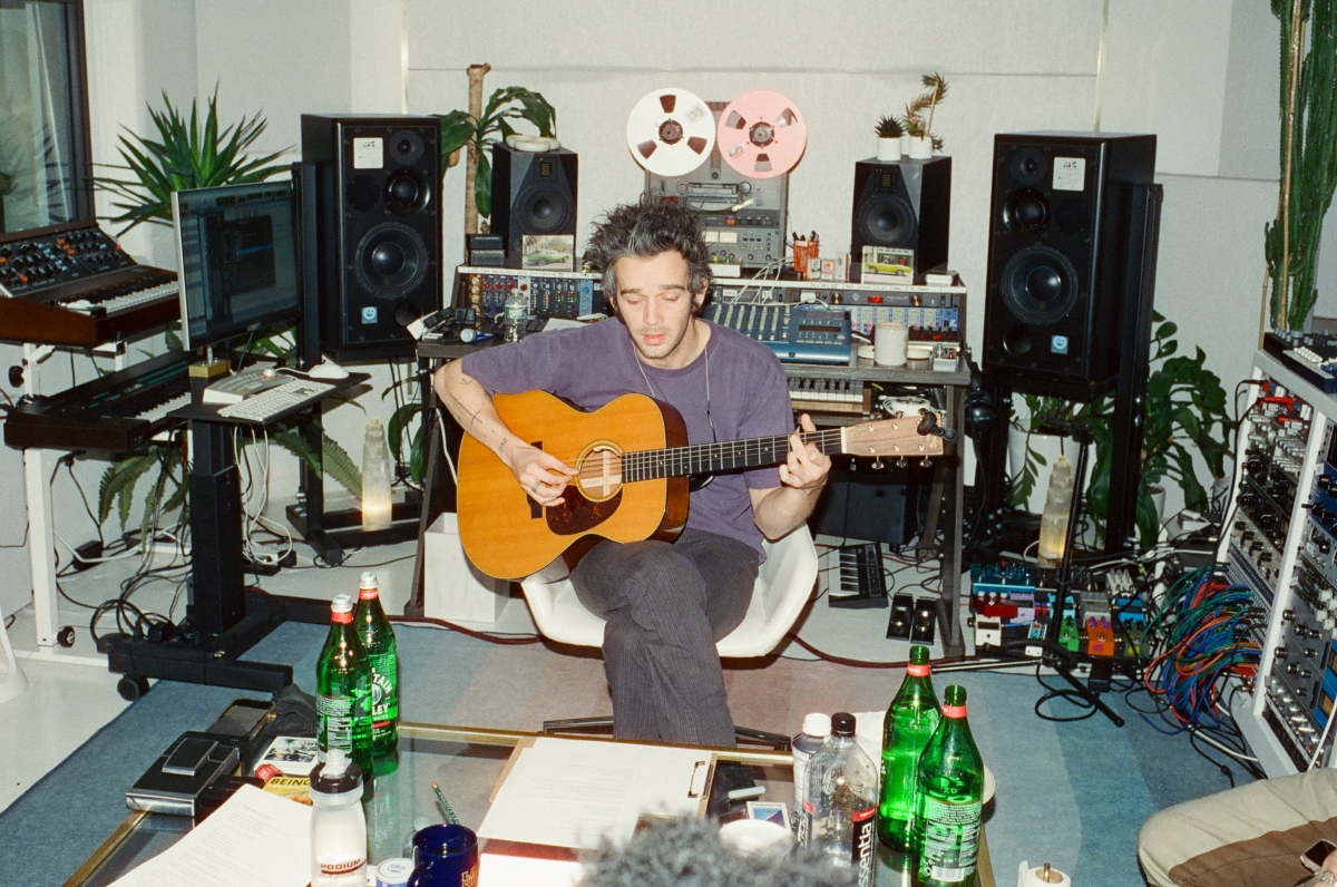 Matty Healy (The 1975) revela lista con sus discos favoritos en Tumblr